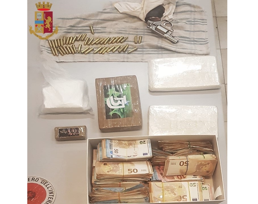 Milano Polizia Arresta Due Persone E Sequestra 3 7 Kg Di Cocaina