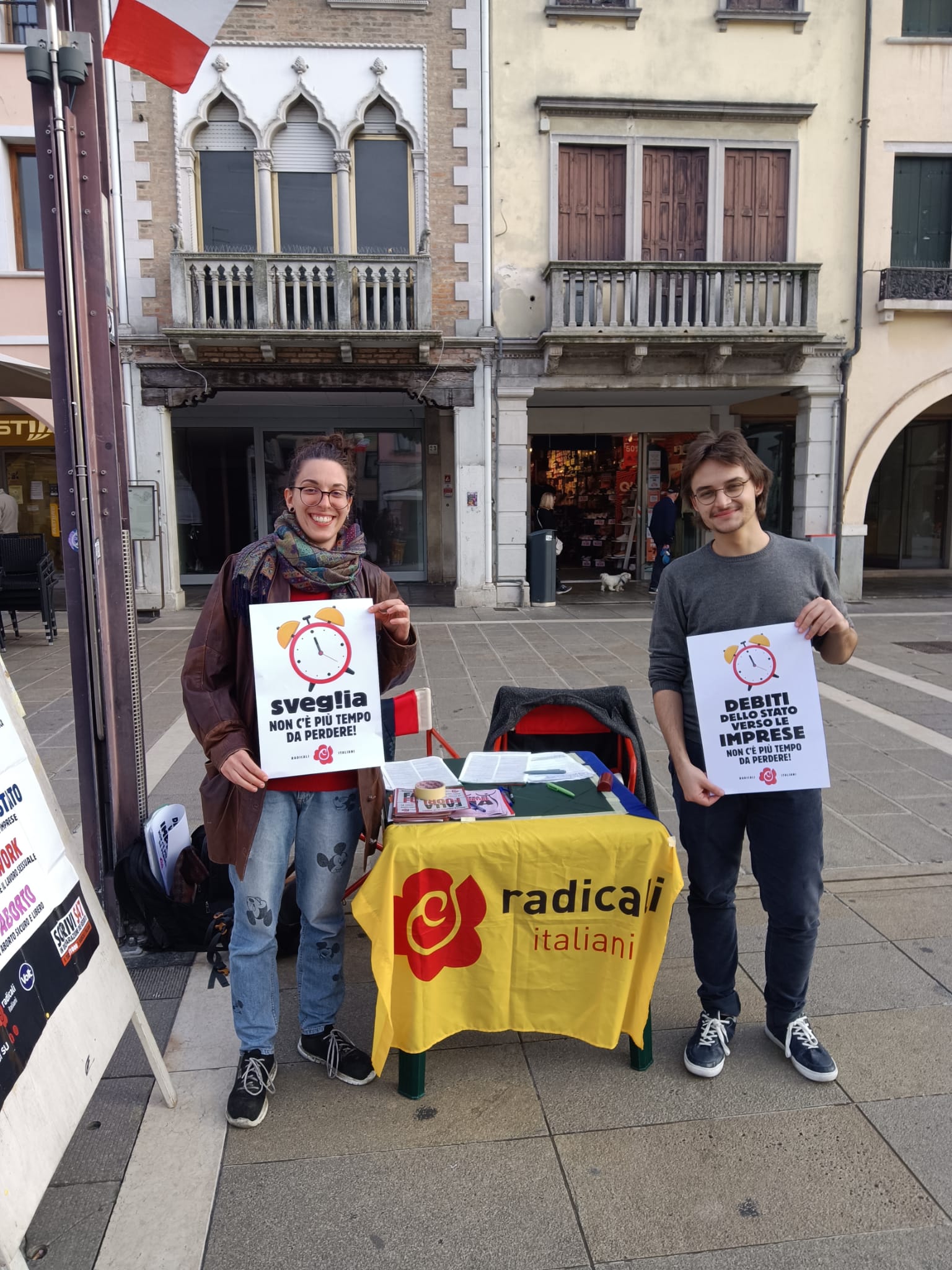 I RADICALI ITALIANI SUONANO LA SVEGLIA AL GOVERNO MELONI IN 6 PIAZZE ...