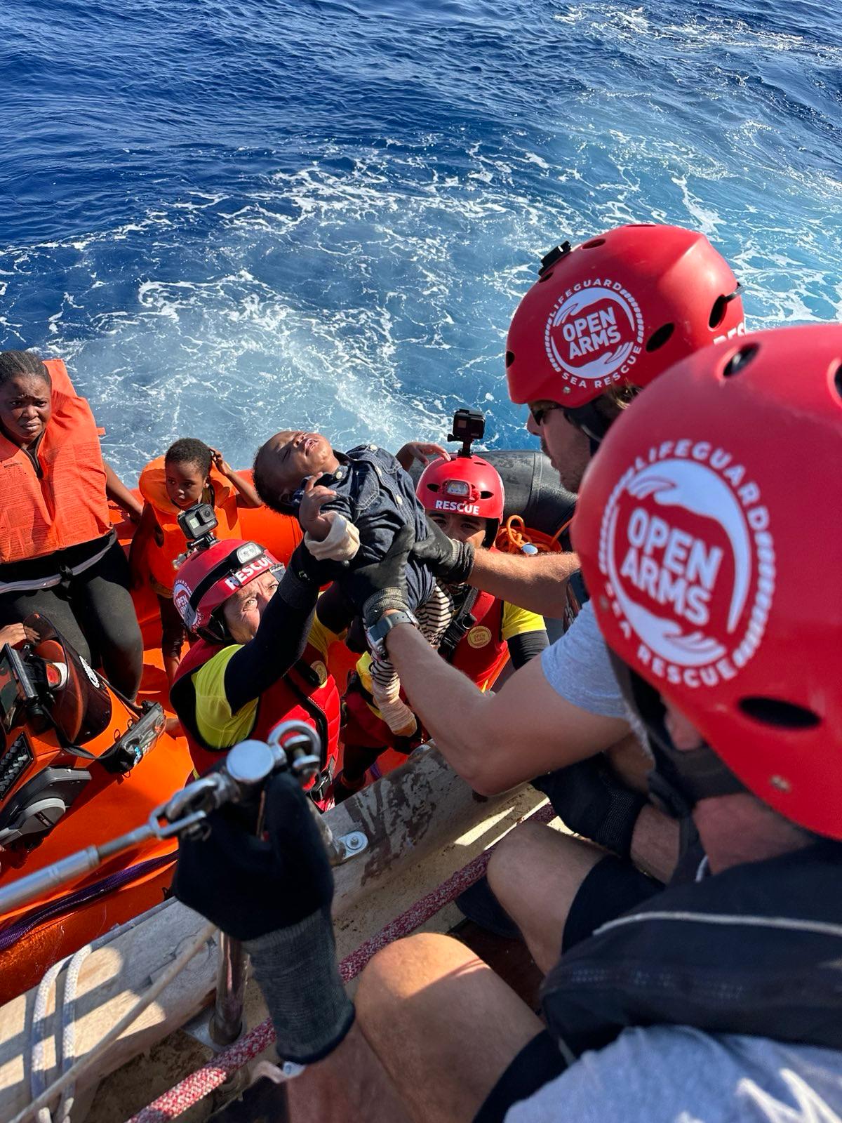 OPEN ARMS - SOCCORSE 55 PERSONE A LARGO DI LAMPEDUSA. TRA LORO 5 ...